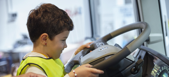 Stop Look Wave | Volvo Trucks