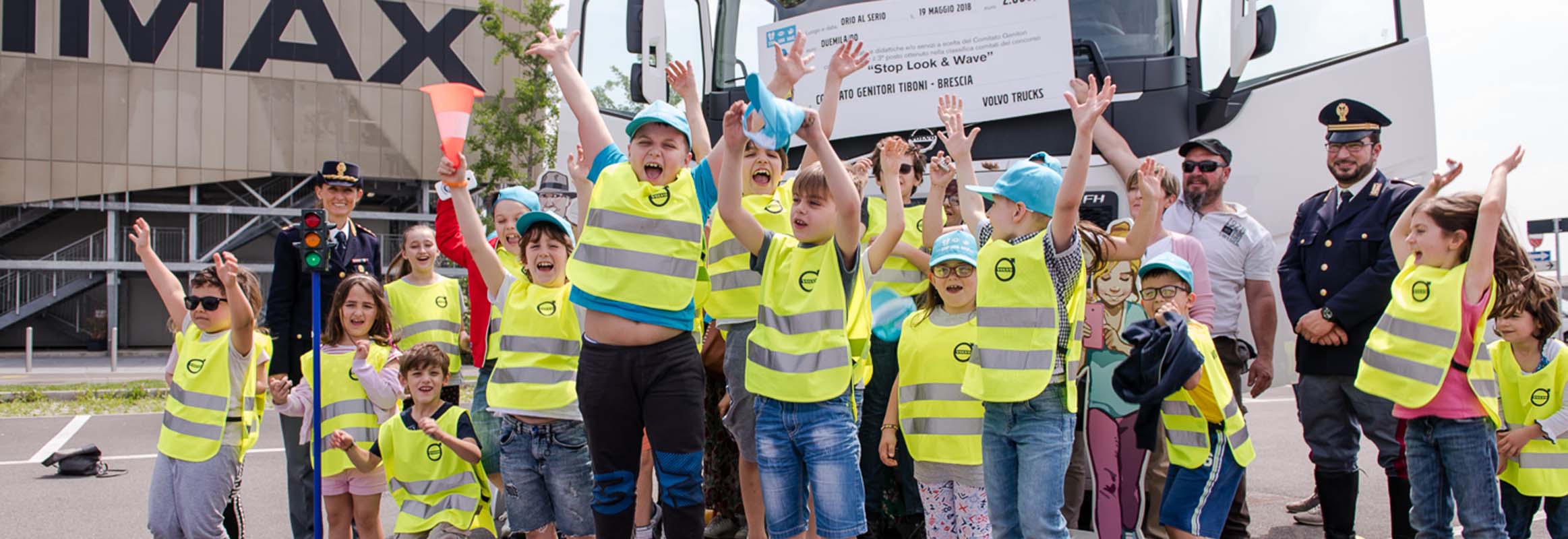 Stop Look Wave | Volvo Trucks