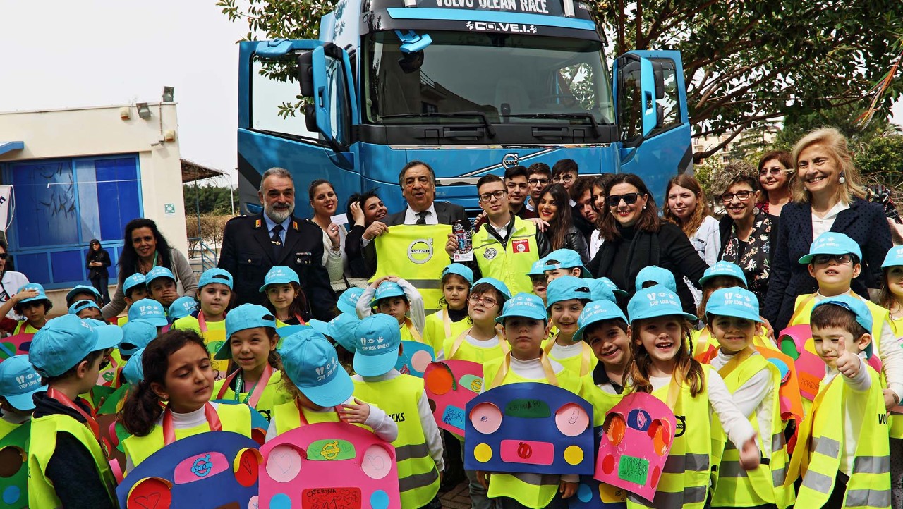 Stop Look Wave | Volvo Trucks