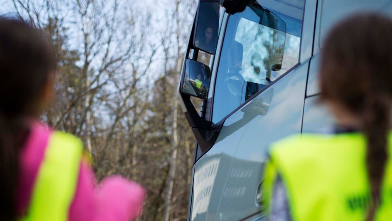 Stop Look Wave | Volvo Trucks